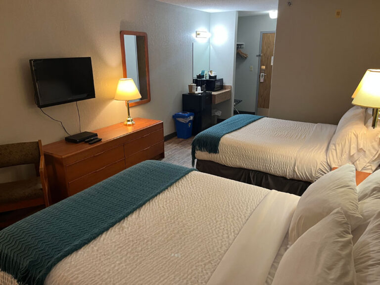 Breezy Oaks Inn & Tavern l Beausejour Manitoba Accommodations