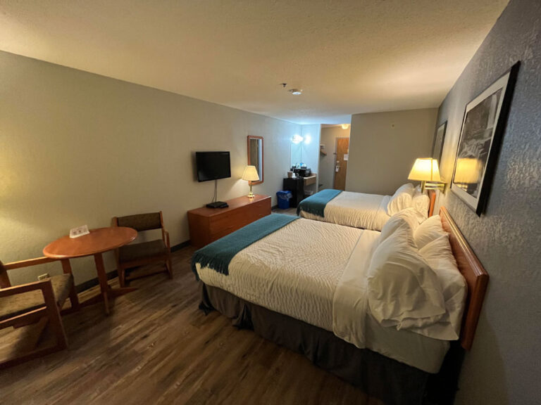 Breezy Oaks Inn & Tavern l Beausejour Manitoba Accommodations