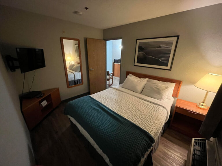 Breezy Oaks Inn & Tavern l Beausejour Manitoba Accommodations