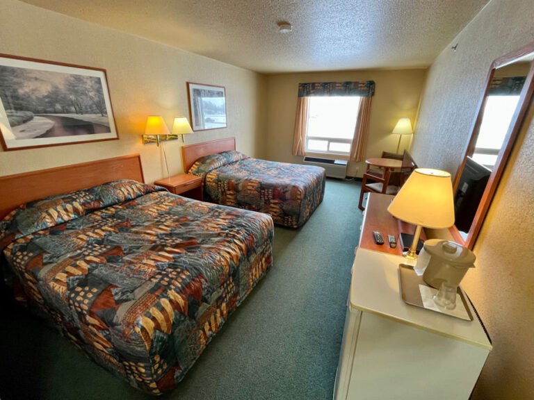Breezy Oaks Inn & Tavern l Beausejour Manitoba Accommodations