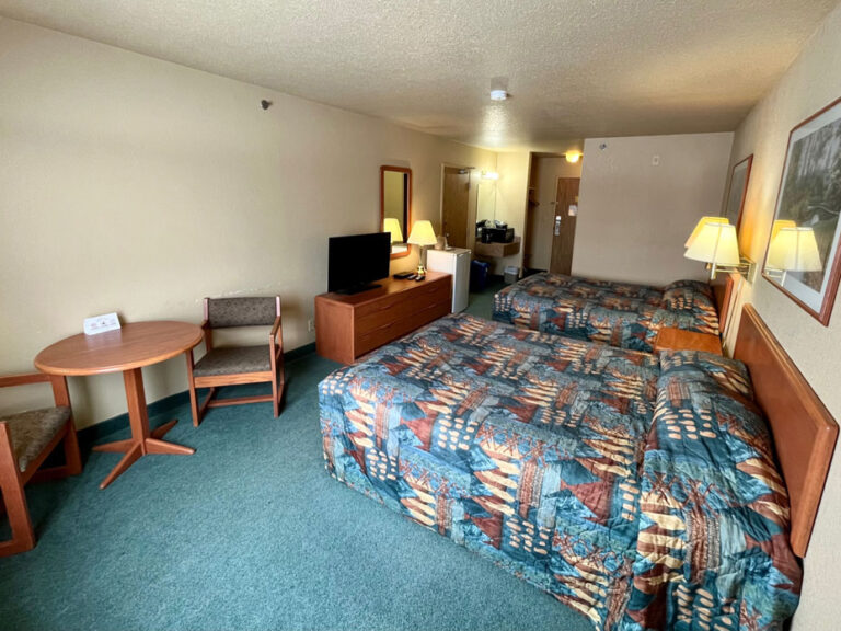 Breezy Oaks Inn & Tavern l Beausejour Manitoba Accommodations